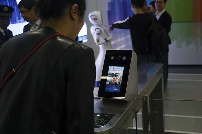 Shanghai Gets Automated Bank With VR, Robots, Face Scanning ...